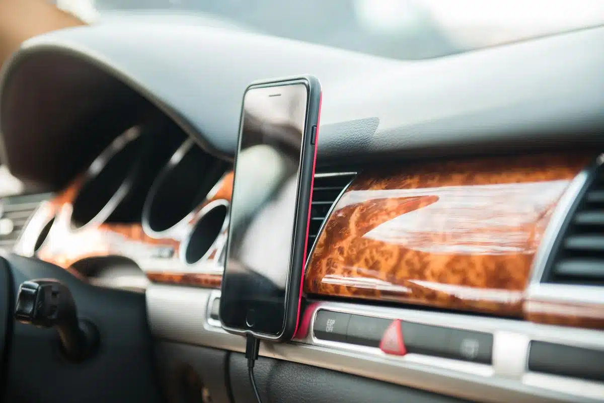 Innovative Gadgets For Modern Drivers: Cell Phone Seat - Gogorapid
